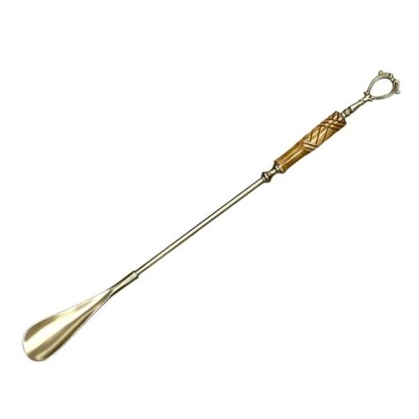 クラシカルで高級感ある靴べらです。      ヨーロピアンな装飾が素敵。      毎日の生活が心豊かになる、そんなアイテムです。      サイズ：幅55.5cm 奥行き4.5cm 高さ2.5cm      通常宅急便(お玄関渡し)　対象...