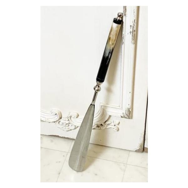 クラシカルで高級感ある靴べらです。ヨーロピアンな装飾が素敵。毎日の生活が心豊かになる、そんなアイテムです。サイズ：幅41cm 奥行き4cm 高さ2cm送料別　通常宅急便(お玄関渡し)梱包サイズ 80cmサイズ★輸入品のため、小さなスレ・小傷...