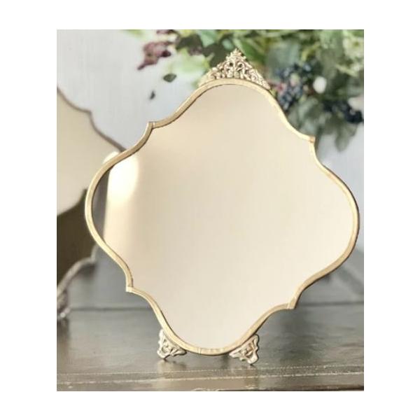 クラシカルで高級感あるテーブルミラーです。真鍮（ブラス）をニッケルコーティングで光沢のあるゴールドに仕上げています。ヨーロピアンな装飾がされた美しいデザイン。高級感がありドレッサーやチェストの素敵なアクセントになるでしょう。サイズ：幅21....