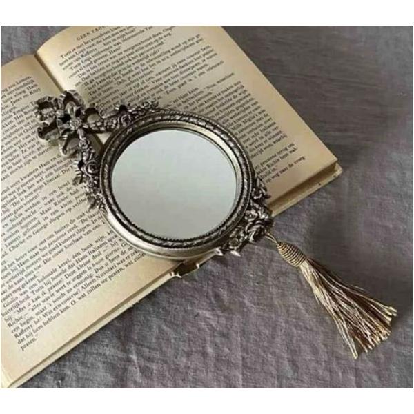 クラシカルな壁掛けミラーです。ヨーロピアンなデザインが素敵。ローズの彫刻風のデコレーションがエレガント。インテリア性と実用性を兼ねた素敵なミラーです。サイズ：幅11cm 高さ29cm 厚み1cm送料別　通常宅急便(お玄関渡し)梱包サイズ60...