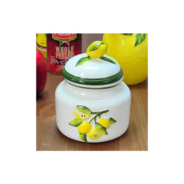 北イタリア・バッサーノ地方の有名な陶器工房から直輸入された可愛らしいキャニスターです。  陶器の小物入れで、キャンディやチョコレートを入れたり、ポプリなどを入れて香りを楽しむのも良いでしょう。  シンプルなデザインに、レモンの飾りがアクセン...