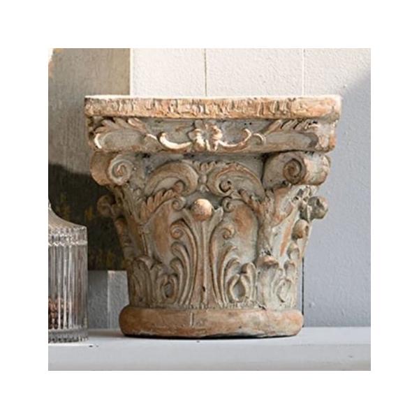 クラシックなコラム（円柱）です。優雅な印象のデザインで、ヨーロピアンな雰囲気。ガーデンやインテリアのオブジェにしたり、上にプランターを置いてセットにして楽しむことも可能です。全体は、わざと塗装の傷みや傷を表現したシャビーなアンティーク風の仕...