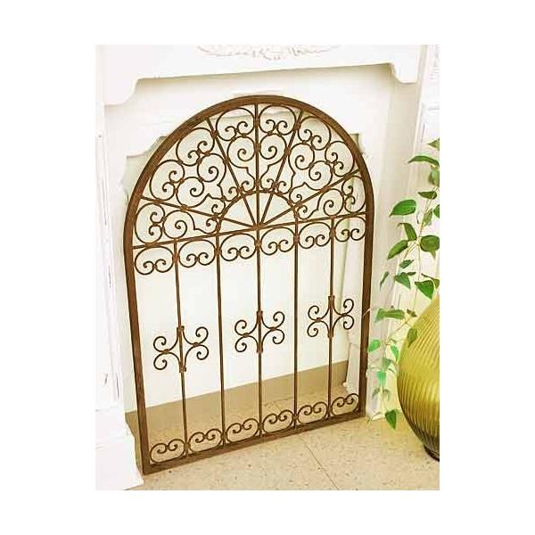 クラシカルなデザインのアイアンの壁掛けパネルです。繊細な曲線のデザインがとてもお洒落。熟練職人のハンドメイドで、眺めていて飽きません。壁にかけてグリーンを絡めたり、窓風に仕立ててアクセントにしたり、使い方は皆様のアイディア次第。大人っぽいシ...