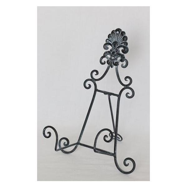 【メーカー直送品：宅配便発送（代引× 後払× 同梱× ラッピング× 対応不可）】クラシカルなデザインのアイアンの卓上イーゼルです。写真やカードはもちろん、リースなどをスタンドさせても素敵です。ヨーロピアンで繊細なデザインがとてもお洒落。全体...