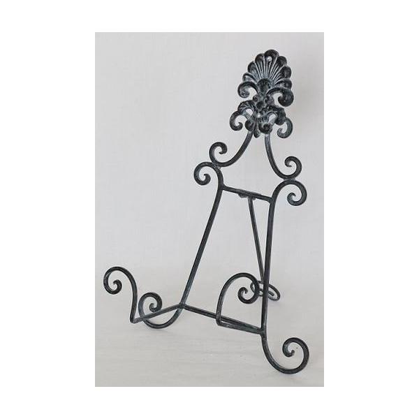 【メーカー直送品：宅配便発送（代引× 後払× 同梱× ラッピング× 対応不可）】クラシカルなデザインのアイアンの卓上イーゼルです。写真やカードはもちろん、リースなどをスタンドさせても素敵です。ヨーロピアンで繊細なデザインがとてもお洒落。全体...