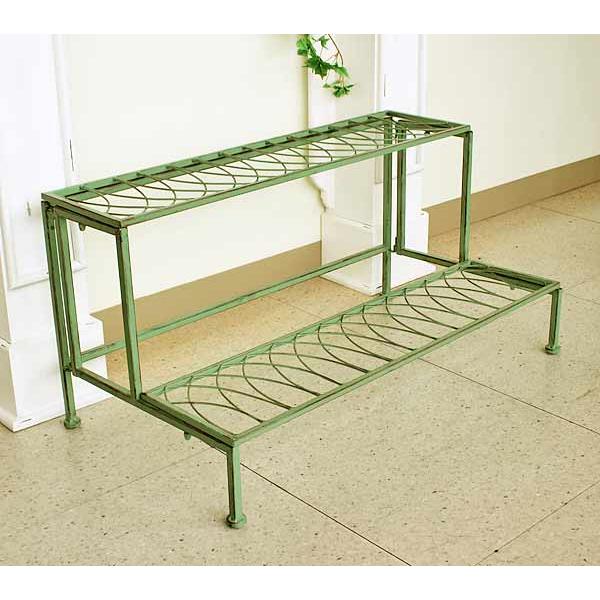 お洒落なクラシック風のフラワースタンドです。落ち着いた色合いが素敵です。シャビーシックなアンティーク仕上げで、お花やグリーンが引き立ちます。素敵にお花やグリーンを飾って、ガーデンやインテリアを華やかにしてください。サイズ：幅76cm 奥行き...