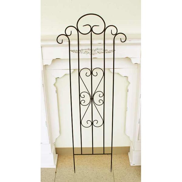 クラシカルなデザインのアイアンのトレリスです。お庭や花壇、エントランスの土などに刺して自立させます。繊細なデザインがとてもお洒落。熟練職人のハンドメイドで、眺めていて飽きません。お花やグリーンを絡めたり、フェンス風に仕立てたり、使い方は皆様...