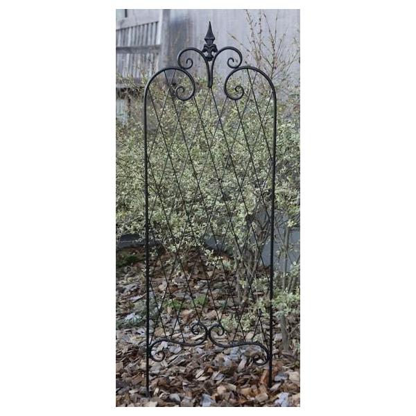 クラシカルなデザインのアイアンのトレリスです。お庭や花壇、エントランスの土などに刺して自立させます。繊細なデザインがとてもお洒落。熟練職人のハンドメイドで、眺めていて飽きません。お花やグリーンを絡めたり、フェンス風に仕立てたり、使い方は皆様...