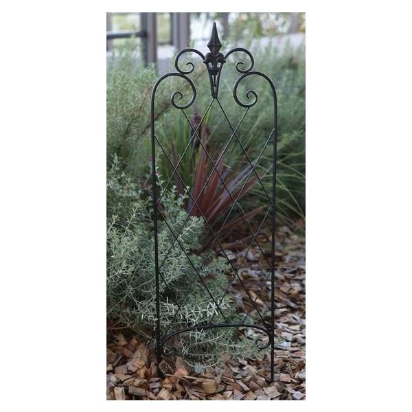 クラシカルなデザインのアイアンのトレリスです。お庭や花壇、エントランスの土などに刺して自立させます。繊細なデザインがとてもお洒落。熟練職人のハンドメイドで、眺めていて飽きません。お花やグリーンを絡めたり、フェンス風に仕立てたり、使い方は皆様...