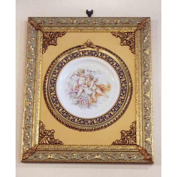 （説明文より一部抜粋）　イタリアの有名な額縁工房から直輸入された、絵皿フレームです。中央の絵皿はナポリの伝統工芸、カポディモンテ焼きで、繊細で美しいポーセリンです。絵柄は可愛らしい天使柄で、とても優雅な印象です。（以下に続く）★重要：下記の...