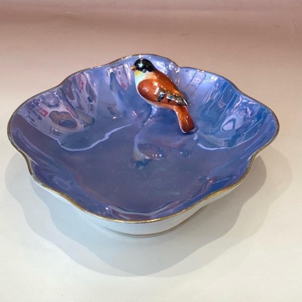 こちらは鳥のフィギュア付きのプレートです。あざやかなブルーのラスター彩にオレンジの小鳥のフィギアが斬新なデザインですね。オールドノリタケのアールデコ期の作品には花や鳥などのフィギア付きのデザインが時々みうけられます。こうしたデザインの多様さ...