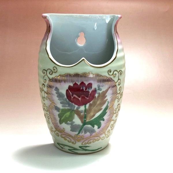 M-Nippon印・1911年〜1921年頃米国輸出向けレアアイテムです。サイズ：高さ20.8cm　幅13.8cm　厚さ7.5cm　　手描き金盛の素敵な絵柄のウォールポケットです。