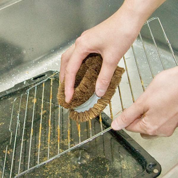 サイズ/約横8×縦11cm内容量/1個材質/コイアファイバー●ゴムバンドの働きで水ハネがしにくく、型くずれしにくいです。●小型タイプなのでしっかりと持つことができます。●ゴシゴシしっかりと磨けます。