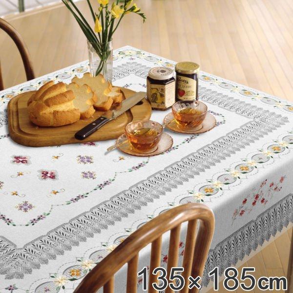 プリントされたレース柄が上品なデザインのテーブルクロスです。6人掛けテーブルにおすすめのサイズです。フチはヘムテープの加工が施されています。表面は塩化ビニル素材なので防水性があります。汚れてもサッと拭けてお手入れも楽ちんです。 【商品詳細】...