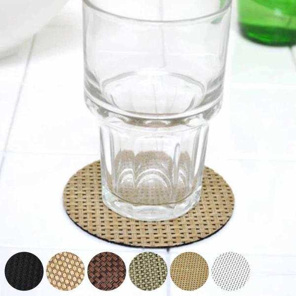 サイズ/直径：約10cm内容量/1枚材質/塩化ビニール種類/ブラック、竹、ブロンズ、よもぎ、ベージュ、ホワイト生産国/中国製●コップやデスクの傷を防ぐコースターです。●心が落ち着く和風なデザインです。●撥水性が良く、汚れが落ちやすいです。●...