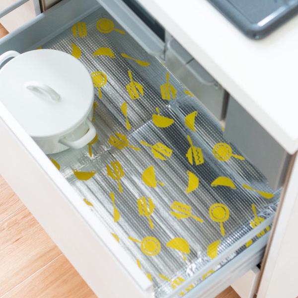 サイズ/約横50×縦200cm内容量/1枚材質/表面:PETアルミ蒸着フィルム裏面:ポリエチレン生産国/日本製●不快害虫を寄せ付けないシートです。●流し台の下の収納庫におすすめです。●キッチンツールをモダンにプリントしているので、キッチン周...