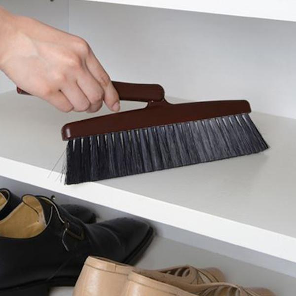 サイズ/約幅23.5×奥行2.5×高さ23cm重量/約90g内容量/1個材質/本体：ポリプロピレンブラシ：ポリプロピレン、ポリエステル、馬毛生産国/中国製●Sattoシリーズ・ブルームのホウキです。●首振り自在で操作が楽々です。ハンディタイ...