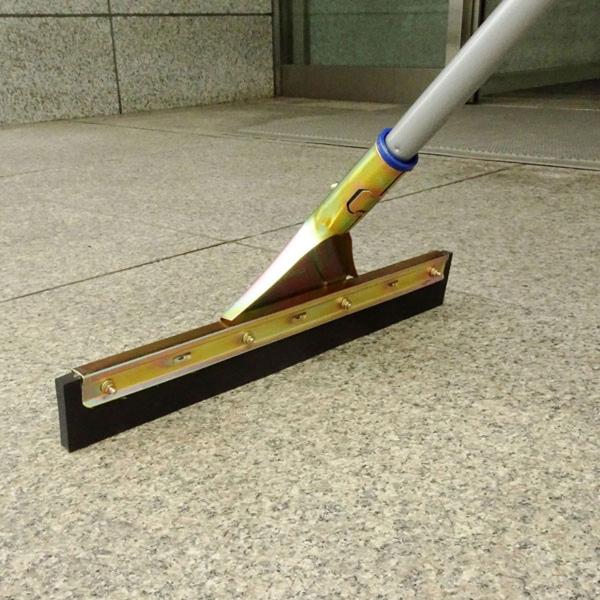 サイズ/約幅40×高さ135cm重量/約620g内容量/1本材質/ハンドル：スチールパイプ（径約2cm）ヘッド：スチールクロメートメッキゴム：合成ゴム●素早い水切りの定番商品です。●幅広い場所でご使用いただけます。●柄を3分割にすることでコ...