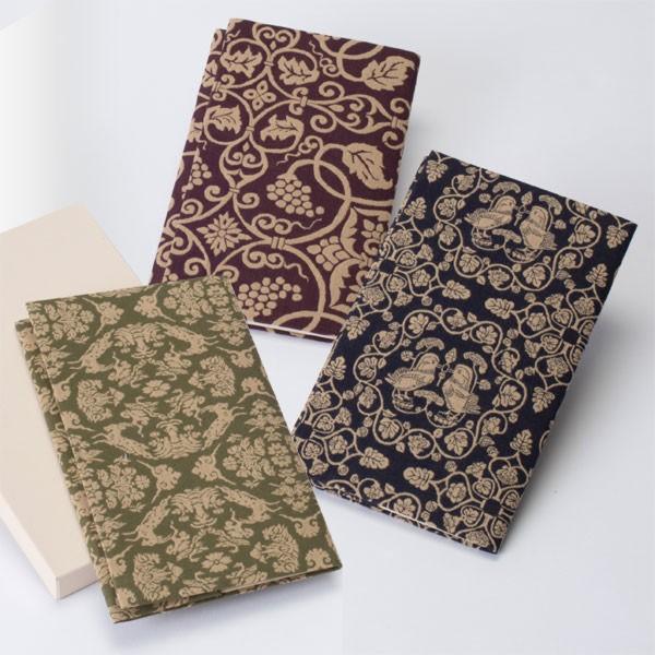 サイズ/約横12×縦20cm内容量/1枚材質/表：綿100％裏 レーヨン100％種類/山羊文グリーン、鴛鴦唐草文コン、葡萄唐草文ムラサキ生産国/日本製●正倉院裂とは、正倉院に今も残る絹織物、羊毛製の氈（セン）（毛織の敷物）で、現存する日本最...