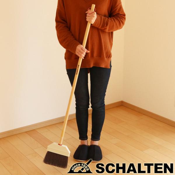サイズ/約幅19×奥行3.3×高さ116.5cm重量/約445g内容量/1本材質/ヘッド：ポリプロピレン柄：ラミンブラシ：PET樹脂紐：合皮生産国/日本製●日本生まれの掃除道具シャルテンシリーズのほうきです。●先端は細かい砂ぼこりを掃くのに...