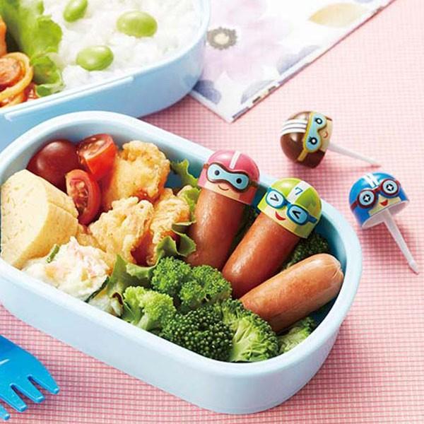 さすだけで簡単にかわいくウィンナーがキャラクターに変身します。キャラ弁を作るのが苦手な人でもピックをさすだけなので簡単です。ウィンナーだけでなく他の食べ物にヘルメットピックをさして変身させて楽しいランチタイムを！4種×各1本入りです。【商品...