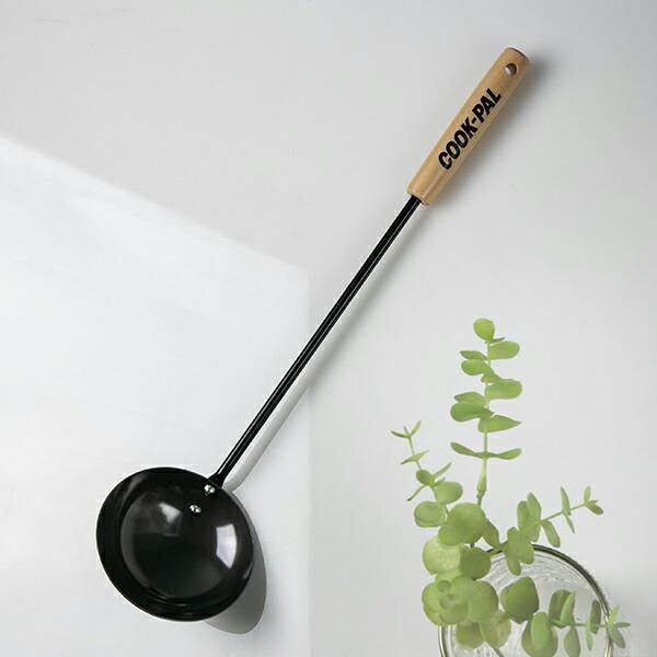 本格的な中華料理に欠かせない中華お玉です。すくう、炒める、かき混ぜるなどお玉1本で料理が手際よくできます。鉄製なので油なじみがよく中華料理に適しています。安心してお使いいただける日本製です。【商品詳細】 サイズ/約長さ40×幅9.8cm 重...