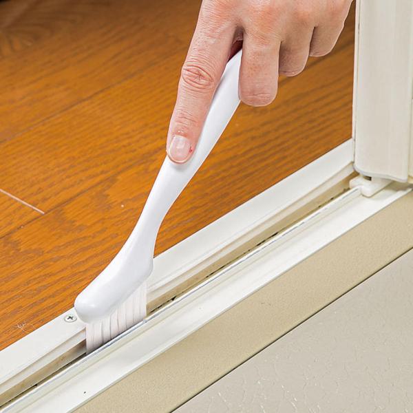 サイズ/約幅3.5×奥行4.5×高さ25cm重量/約50g内容量/1個材質/ポリプロピレン、ナイロン生産国/日本製●ハンドル両端の2種類のブラシが浴室の様々な箇所の汚れをかき出します。●スリムブラシは、寄せ植毛により細部にしっかり届きます。...