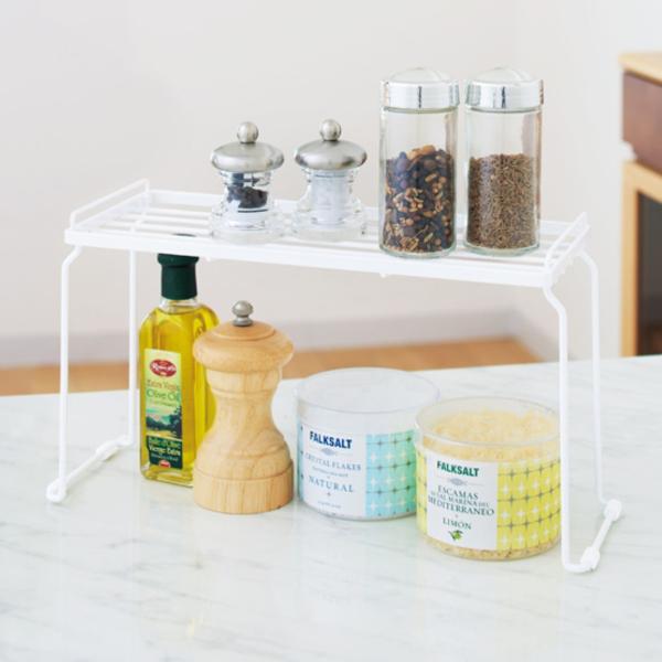 サイズ/約幅32×奥行12×高さ18cm内容量/1個材質/本体：スチール（粉体塗装）すべり止め（4個）：合成ゴム（耐熱温度約60度） 生産国/中国製耐荷重/単体使用時・スタッキング使用時共に約2kg●シンク下の扉の中で便利に使えるスタッキン...