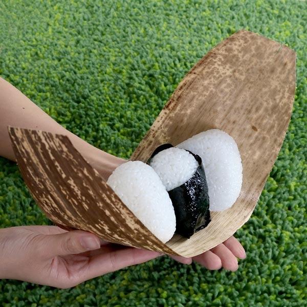 本竹皮で通気性があり、中身がむれません。防腐性・保湿性に優れ、包んだ食品を適度に保存します。撥水性が高くちまきなど蒸し料理にも最適です。【商品詳細】 サイズ/約縦12.5×横45cm 内容量/8枚入 材質/天然竹皮 生産国/中国製《天然木 ...