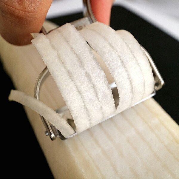 サイズ/約幅5.4×奥行12×高さ1.3cm内容量/1個材質/本体：18-8ステンレススチール刃：ステンレス焼入れ鋼生産国/日本製食器洗い乾燥機/使用不可●ベジパスタ専用のピーラーです。●いつもの野菜をベジパスタピーラーで「野菜麺」に仕立て...