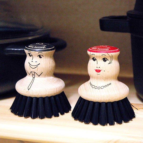 思わすクスッとなるような、お顔モチーフのキッチンブラシです。持ち手部分が持ちやすくしっかりと力が入れられるので、フライパンの焦げ付きやシンクのお掃除にも使えます。気になる野菜の泥落としにも。丈夫なナイロン毛で長持ち、また黒色…（続きは下に）...