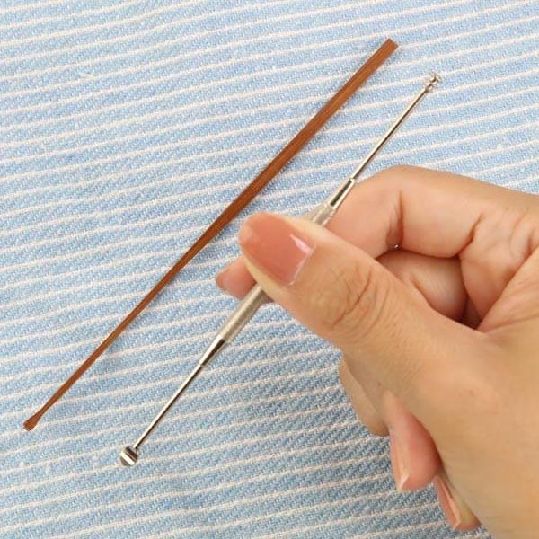 その日の気分や家族で使い分けできる2本形状の違う耳かきのセットです。煤竹耳かきは軸を細く、皿部を薄く磨きあげています。シルバー耳かきは先端が異なる構造で効率よく耳かきができます。【商品詳細】 サイズ/煤竹耳かき：全長 約14.3cm重量/約...