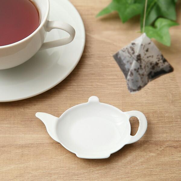 なめらかな質感の琺瑯（ホーロー）で仕上げたティーパックトレーです。ひとつひとつ職人の手によって作られています。使った紅茶のティーバッグを置くのにお使い頂けます。ちょっとしたおつまみを置くお皿としてもおすすめです。【商品詳細】 サイズ/約縦6...