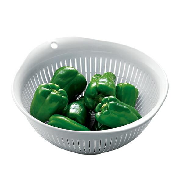 軽くて扱いやすいプラスチック製のザルです。抗菌加工付きなので清潔です。銀イオンのチカラで細菌やカビの繁殖を抑制します。スリット形状の穴で水切れしやすいです。ボウルと重ねても取り出しやすく、持ちやすい縁のカーブ形状です。野菜や麺類の水切りにも...