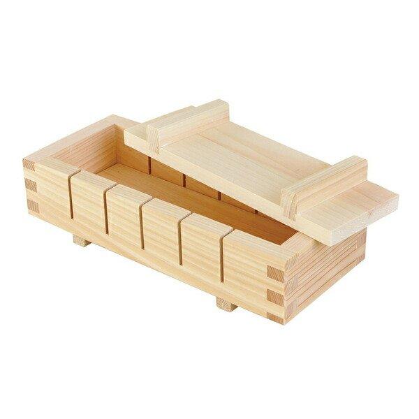 サイズ/約幅24.2×奥行10.2×高さ6cm内寸：約幅21.3×奥行7.3×高さ3.5cm底板付内容量/1個材質/ひのき・スプルース生産国/日本製●ご家庭で簡単に押し寿司が作れる六ツ切の寿司型です。●型に順序よく材料を入れて上から蓋でグッ...