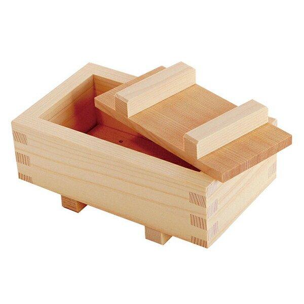 サイズ/約幅18×奥行10.5×高さ7cm内寸：約幅14.3×奥行7.4×高さ4.5cm底板付内容量/1個材質/ひのき・スプルース生産国/日本製●ご家庭で簡単に押し寿司が作れる寿司型（中）です。●型に順序よく材料を入れて上から蓋でグッと押す...