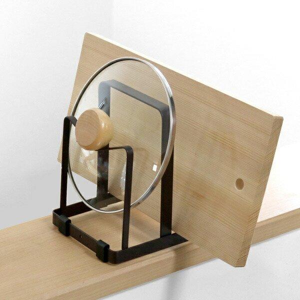 置き場所に困るまな板や鍋ふたをコンパクトに収納できるスタンドです。調理中にも洗い終わった後の水切りとしてもお使いいただけます。引き出しタイプの収納で立てて収納することもできます。お鍋の時の食卓でも活躍します。シンプルなフレーム構造なのでどん...