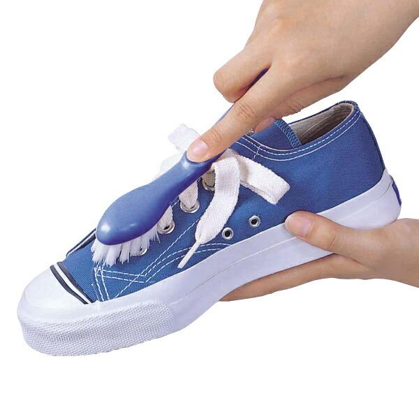 シューズを洗うのに便利なシューズブラシです。指がしっかりフィットする凹型形状のグリップです。ヘッド部分が小ぶりで靴の中でも動かしやすく洗いやすいです。ミニブラシが付いているので靴の先端部分などすみずみまで洗うことが出来ます。 【商品詳細】サ...