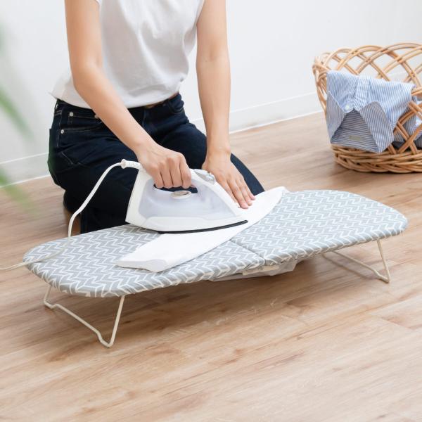 サイズ/約幅76.5×奥行31×高さ12cm折り畳み時：約幅38×31×6cm重量/約1.3kg内容量/1台材質/本体・フック・脚部：スチール（粉体塗装）脚部キャップ：PVC表面布：綿（アルミコーティング加工）クッション材：ポリウレタンフォ...