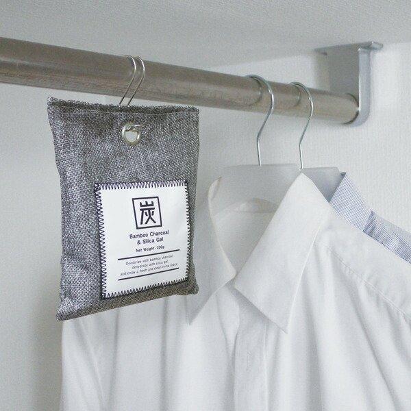 竹炭でイヤな臭いを脱臭し、清潔を保ちます。乾燥剤シリカゲルを配合し、しっかり除湿します。天日に干すだけで吸湿力が回復し、繰り返しご使用いただけます。 【商品詳細】サイズ/約幅14×奥行3.5×高さ16.5cm 重量/約200g 内容量/1個...