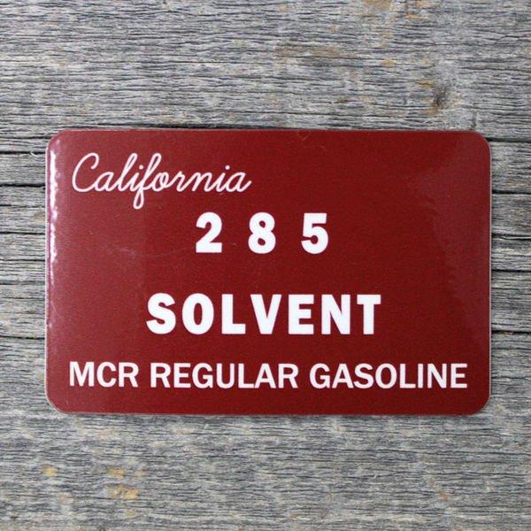 塩ビ素材、ラミネート加工で出来た、屋外でも使用可能な強粘着のステッカーです。日本製です。 【商品詳細】サイズ/約幅14.7×高さ4.4cm 内容量/1枚 材質/PVC＋ラミネート加工 生産国/日本製 備考/塩ビ素材、ラミネート加工＋強粘着の...