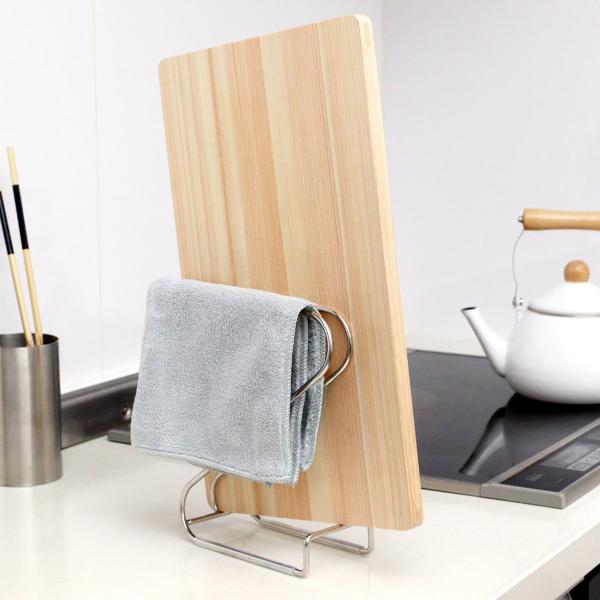 サイズ/約幅21×奥行8.5×高さ21cm内容量/1個材質/本体：18-8ステンレス鋼すべり止め：シリコーンゴム生産国/中国製対応サイズ/まな板の厚さ：約1.5cm以下●オールステンレス製のまな板＆ふきんスタンドです。●シンク上に置いても邪...