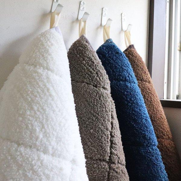 うずめた手の跡が残るほど密度があるバスマットです。ふわふわの触感が気持ち良いです。抗菌、防臭加工付きで清潔にお使いいただけます。リボンタグが付いているので吊るしておしゃれに収納できます。裏面にはすべり止め加工付きなので安心です。洗濯機で丸洗...