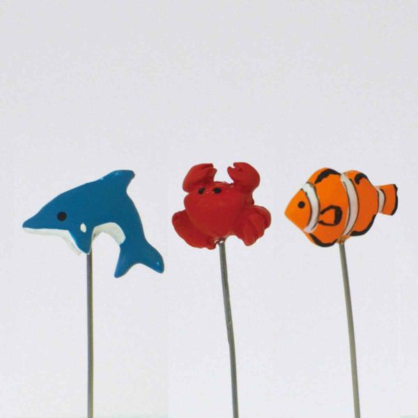 サイズ/約5〜6cm内容量/3本入り（イルカピック、カニピック、クマノミピック、各1本）材質/レジン、スチール生産国/フィリピン製●イルカ、カニ、クマノミのピックが1本ずつ入った、ミニピック3本セットです。●レジンで作られたとても小さなピッ...