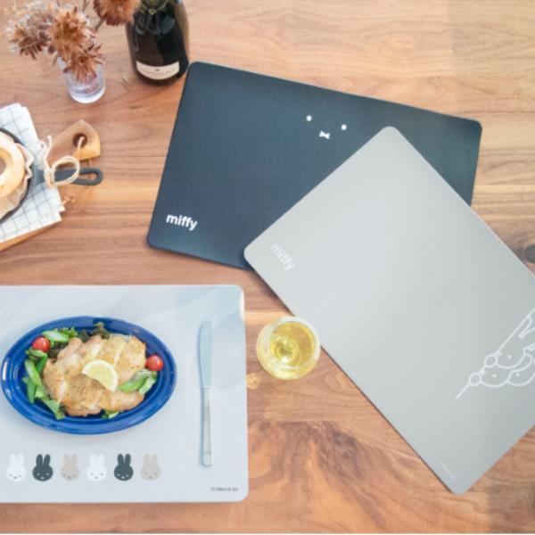 サイズ/約横45×縦30cm内容量/1枚材質/塩化ビニル樹脂種類/のぞきミッフィー、顔だけミッフィー、ならびミッフィー生産国/中国製食器洗い乾燥機/使用不可電子レンジ/使用不可●ミッフィーの愛らしいイラストが目を引くランチョンマットです。●...