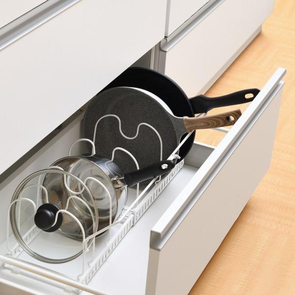 サイズ/幅33〜57×奥行25.5×高さ19.5 cm内容量/1個材質/本体：鉄（粉体塗装）ゴム足：シリコーンゴム生産国/中国製●引き出し内でフライパン・鍋・蓋を立てて収納出来る便利なラックです。●約33〜57cmまで伸縮可能なので収納量や...
