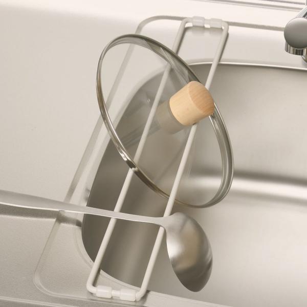 サイズ/外寸：約幅5.7×奥行48.5×高さ1.1cm内寸：約幅4.5×奥行46.7cm重量/約230g内容量/1個材質/本体：鉄(粉体塗装・亜鉛メッキ)ゴム足：シリコーン生産国/中国製耐荷重/約1.5kg●狭いキッチンを快適に使うための収...