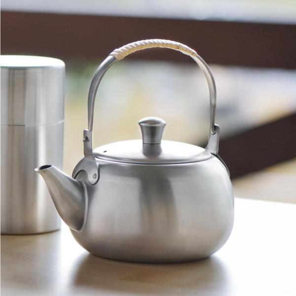 サイズ/約幅13.8×奥行11×高さ14cm重量/約270g容量/満水容量：500ml内容量/1個付属品：ストレーナー材質/本体・フタ・ストレーナー：18-8ステンレスハンドル：18-8ステンレス（藤巻）ツマミ：ステンレス生産国/日本製食器...