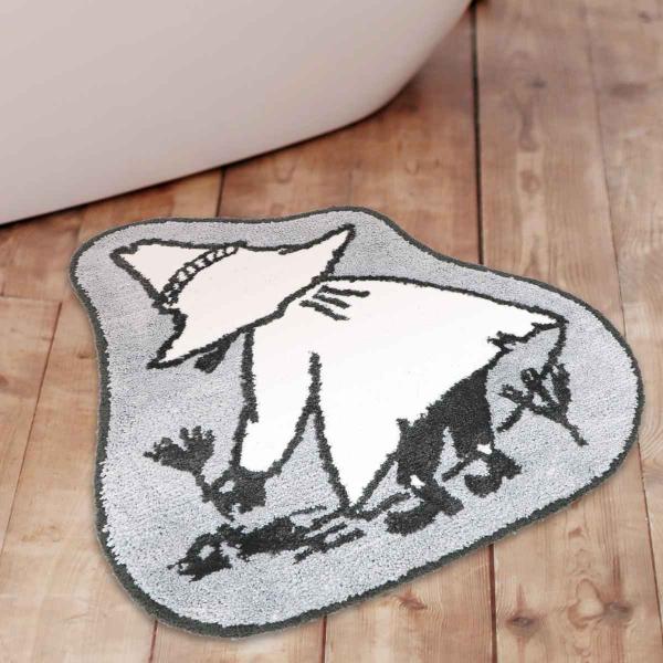 サイズ/約横49×縦55cm内容量/1枚材質/ポリエステル100％滑り止め/加工あり●世界中で愛されているムーミンキャラクター、スナフキンの後ろ姿がかわいいインテリアマットです。●表面はやわらかマイクロファイバー素材で触り心地ふかふかです。...