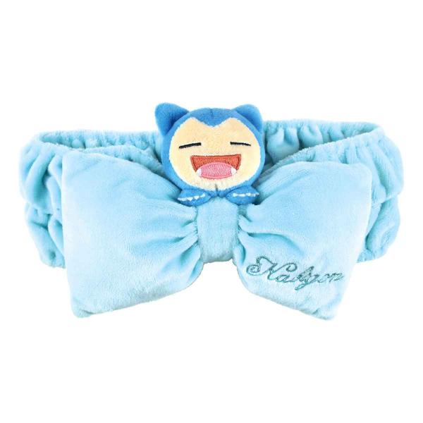 サイズ/約高さ8cm直径：約23.5cm内容量/1個材質/ポリエステル●カビゴンのマスコットと大きなリボン付きの可愛いヘアバンドです。●柔らかくて伸縮性があります。●洗顔やメイク時など髪をまとめたい時に便利です。●バンド幅が約8cmの太めサ...